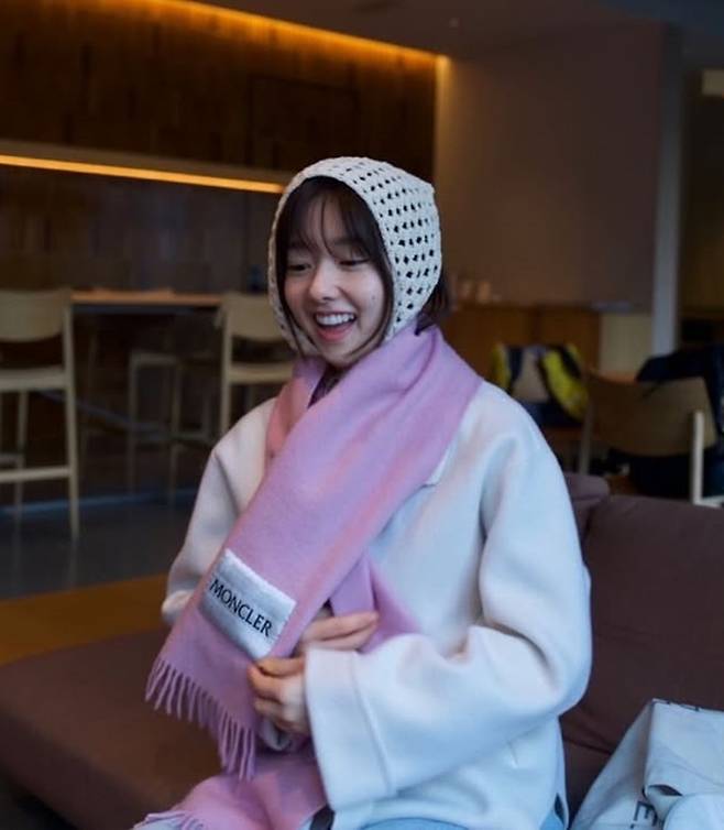 이혜성 아나 동화 뚫고 나왔네 니트 반다나에 머플러 요정 같은 데일리룩 패션엔