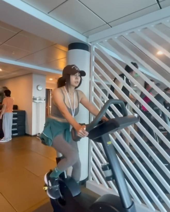황신혜 60대의 자신감 넘치는 수영복 스타일링 꿈같은 시간 속 힐링타임 스타와 패션