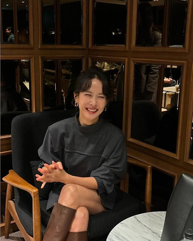조여정 명품 미모 과시 리본 드레스로 완성한 43세 여신의 반전 비주얼 스타와 라이프