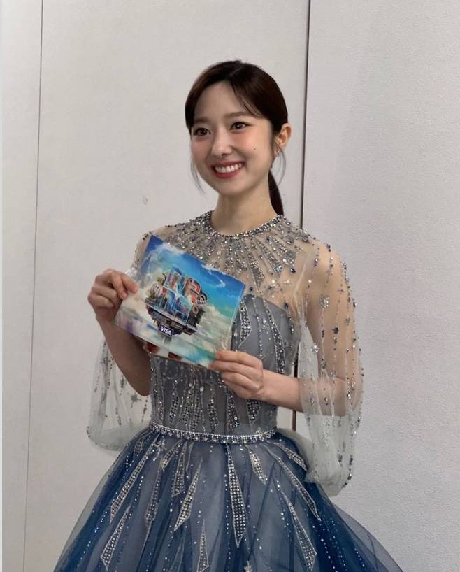 이혜성 이번에는 푸른 엘사룩 시스루 드레스로 눈부신 매력 발산 스타와 라이프