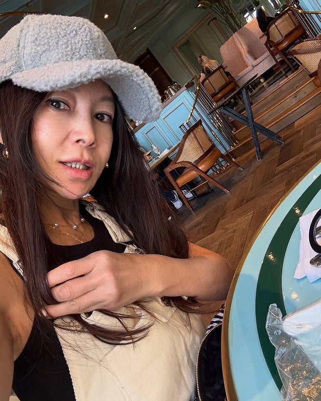 황신혜 60대 맞아 멜빵에 털모자 쓴 꾸러기룩 스타픽