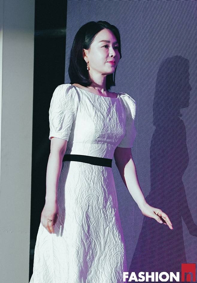 김정난 50대의 스노우 화이트 핏 로맨틱 100 벌룬 드레스룩 패션엔