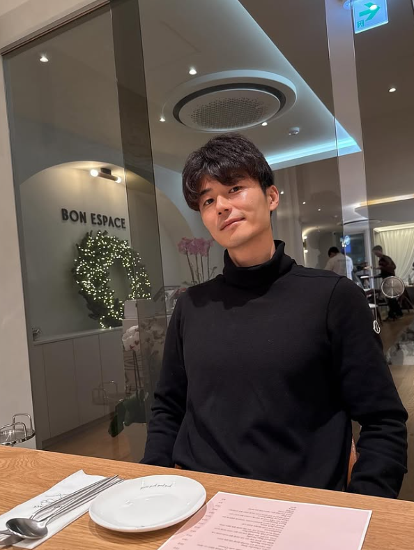 딸이 벌써 10살 진주목걸이로 코디한 니트룩으로 8살 연하 남편과 일상 공유한 여배우 셀럽뷰