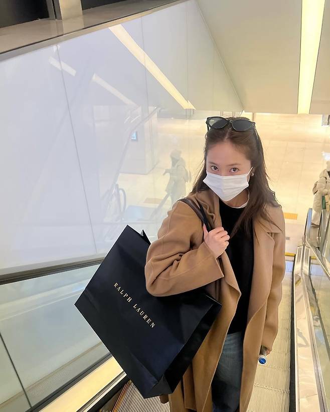 우월한 기럭지 돋보이는 여가수배우 청바지와 롱코트 입고 쇼핑룩 자랑해 라이프업