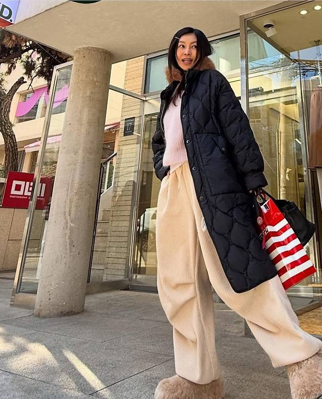 황신혜 추위 저격 퀼팅 패딩과 퍼 슈즈로 완성한 겨울 패션 교과서 스타와 라이프