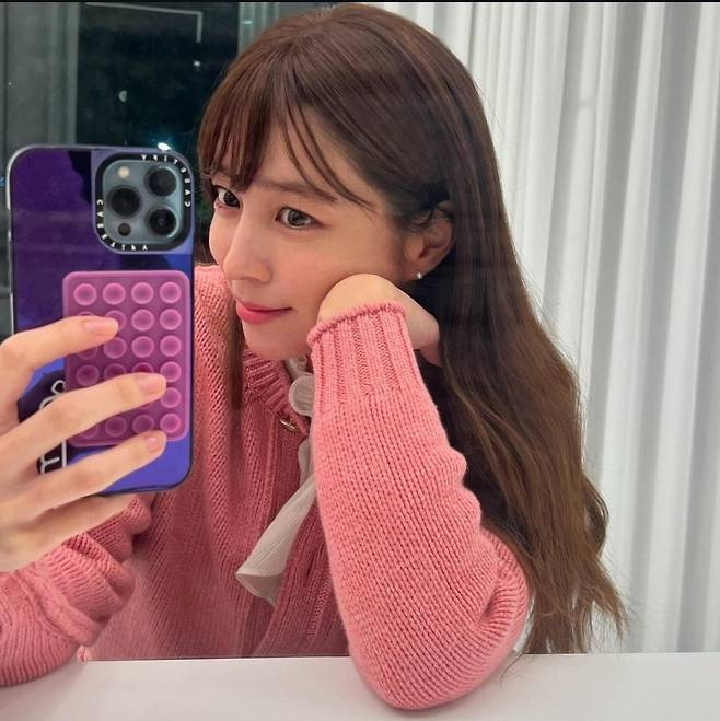 이민정 긴 머리와 이별 앞둔 변신에 핑크 카디건으로 완벽 데일리룩 스타와 라이프