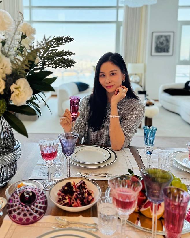 고소영 52살 맞아 긴 생머리에 니트입고 20년 전 비주얼 그대로 웰니스라이프