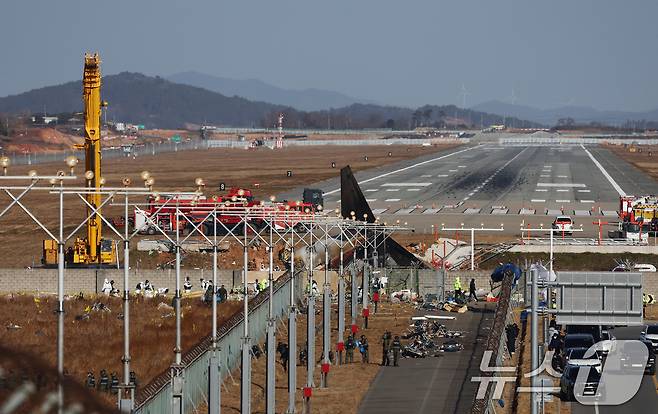 피해 키운 콘크리트 벽무안공항 착륙시설 부서지기 쉬움 조건 있었다