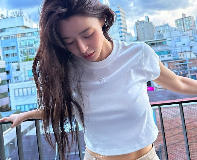 놀라운 비율얼굴도 예쁜데 키도 큰 여신 배우172cm50kg실물체감샷흰티데님룩 어썸클