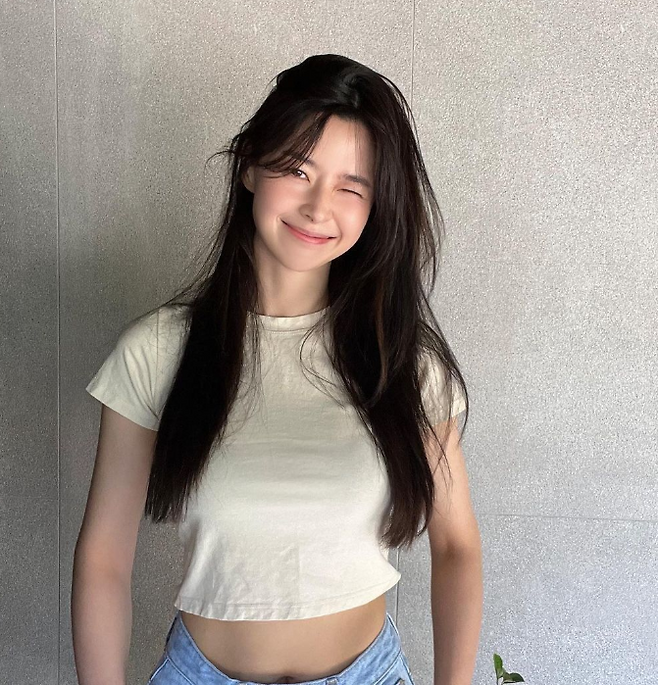 놀라운 비율얼굴도 예쁜데 키도 큰 여신 배우172cm50kg실물체감샷흰티데님룩 어썸클