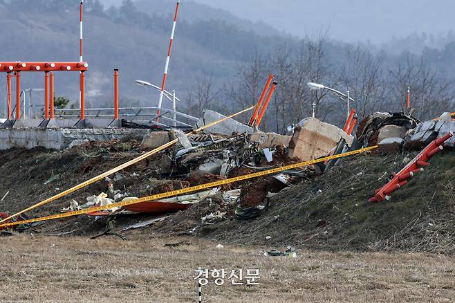 미국 전문가들 무안공항 콘크리트 둔덕 최악” 참사 주요 원인 지적 제주항공 여객기 참사