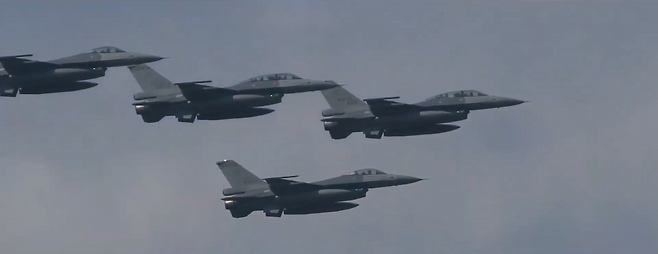 전세계에서 가장 많이 팔린 전투기 F 16 전투기의 위력 군사돋보기