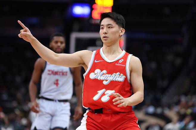 가와무라 Nba 첫 두자릿수 득점 올리고 부상···어깨 통증 새해 첫경기 출전 불투명
