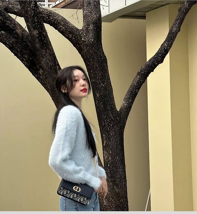 결혼식 답례품도 디올♥5살 연하 가수와 결혼 디올백 메고 다니는 일상룩 뷰티는 내운명
