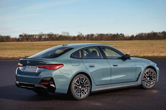 더 강력해진 Bmw 車 때문에 경쟁사들 ‘발칵 대체 뭐가 달라졌길래 리포테라