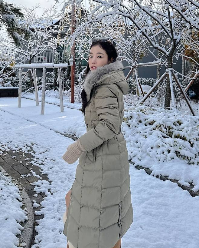 기은세 롱 패딩미니 스커트로 겨울 패션 접수 흰 눈 속 완벽 비주얼 스타와 라이프