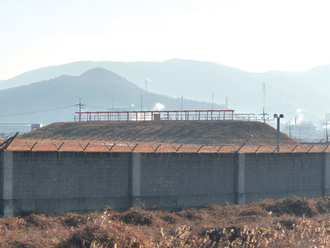 단독 참사 키운 무안공항 둔덕 설계땐 ‘부서지게 시공땐 ‘콘크리트