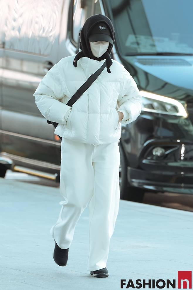박은빈 꽁꽁 가려도 튀는 귀요미 블랙과 깔끔한 매치 화이트 숏패딩 출국 패션엔