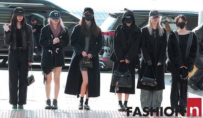 아이브 장원영 우아한 얼죽코 가려도 빛나는 스타일리시한 맥시 코트룩 패션엔