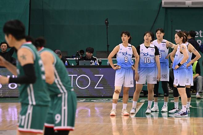 ‘최고참 김정은의 버저비터 하나은행을 살렸다···신한은행에 58 56 승리 2연패 탈출