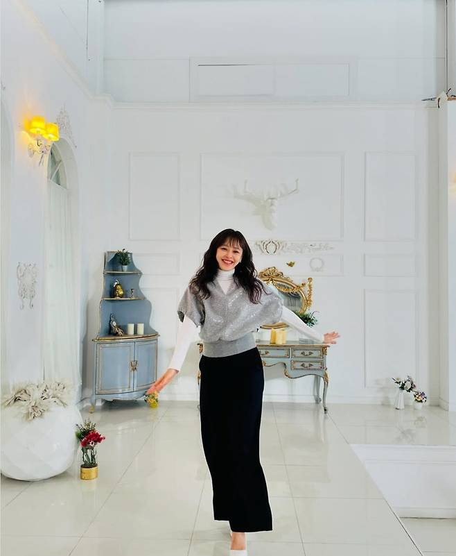 48세 나이를 잊은 우아함 강성연 실버 니트 베스트와 블랙 와이드 팬츠의 조합 스타와 패션
