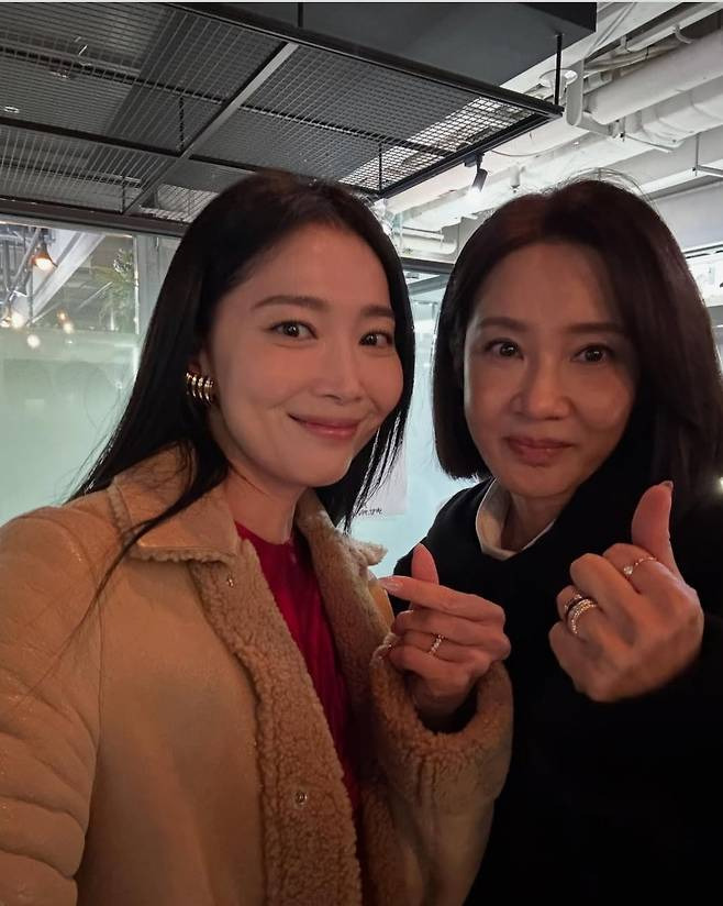 레이싱 걸x미스코리아의 만남 오윤아·오현경 절친 케미 화사한 겨울룩 스타와 패션