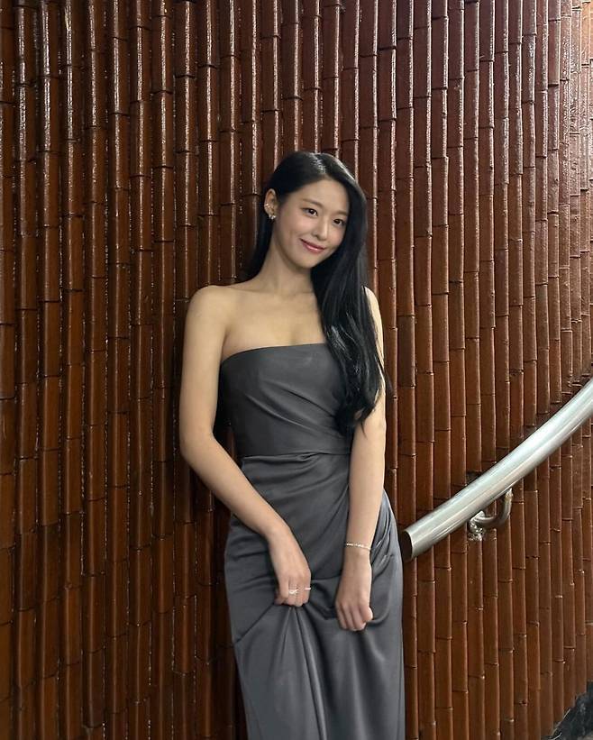 설현 심플하지만 빛나는 강렬한 우아함 슬릿 튜브탑 드레스핏 스타와 라이프