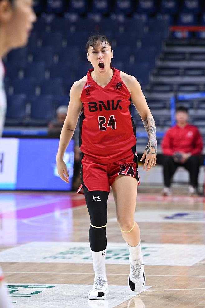 ‘3q 끝났을 때 더블스코어 Bnk 박혜진 결장에도 하나은행에 26점 차 완승