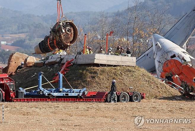 제주항공 참사 원인은 콘크리트 둔덕사고 발생 요인은 조류 충돌로 지목