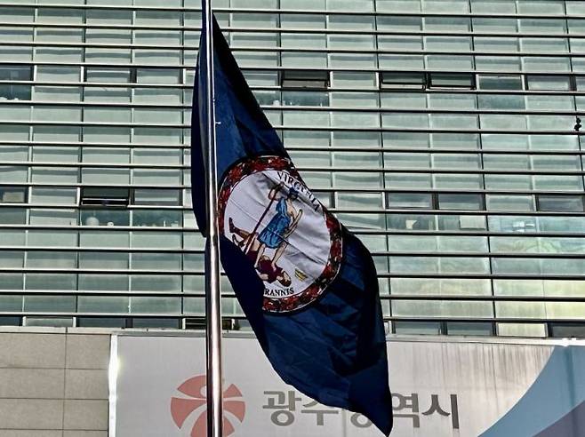 성조기 흔들며 도둑질 멈춰라美 언론도 주목한 태극기 부대