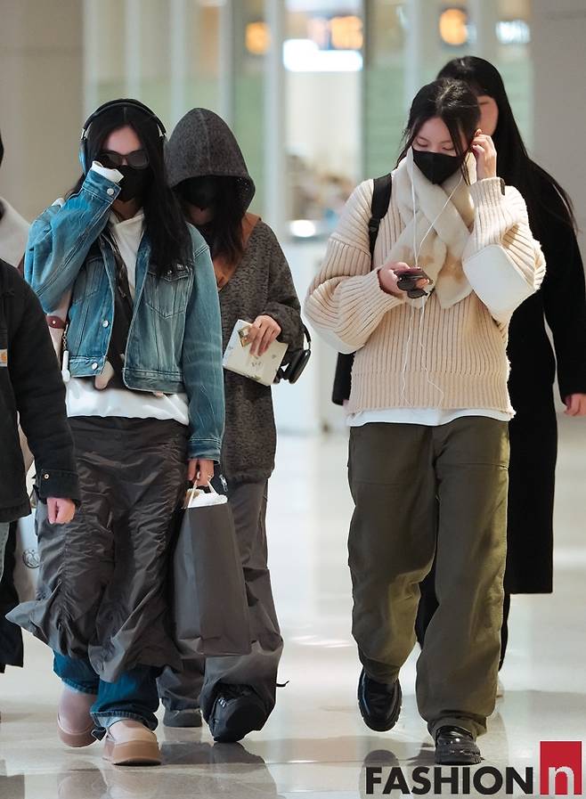 뉴진스 후쿠오카 환호성 안고 자유분방 5인5색 꾸안꾸 입국 패션엔