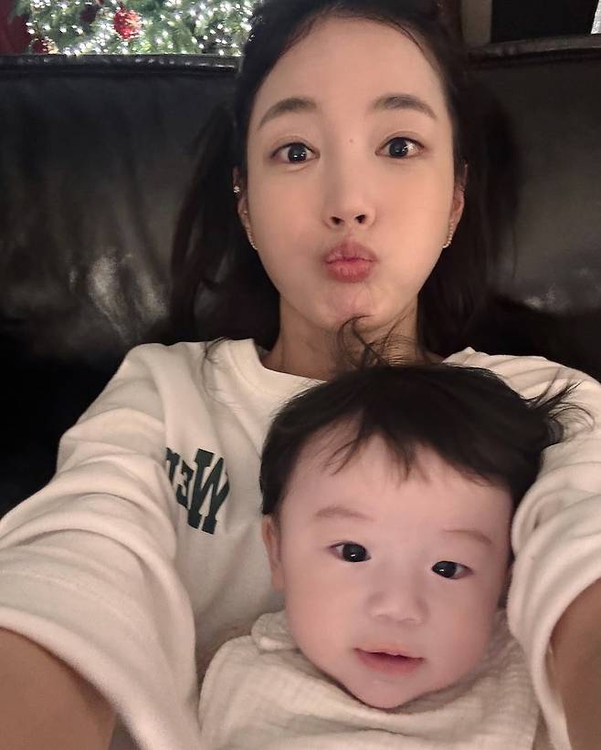 40대 돌싱 맞아 가죽 자켓 입고 러블리한 동안 미모 뽐내는 여배우 라이프업