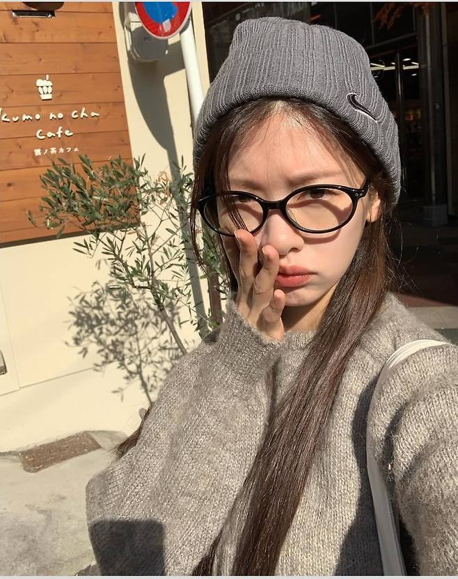 정소민 일본에서도 엄친딸 인증 안경겨울 니트로 완성한 따뜻한 감성룩 스타와 라이프