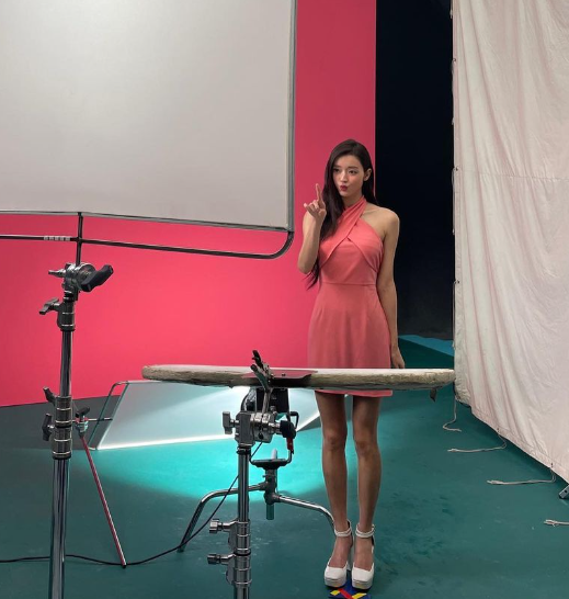 1592cm맞아8등신 놀라운 비율 여가수실물체감샷홀터넥미니룩 어썸클