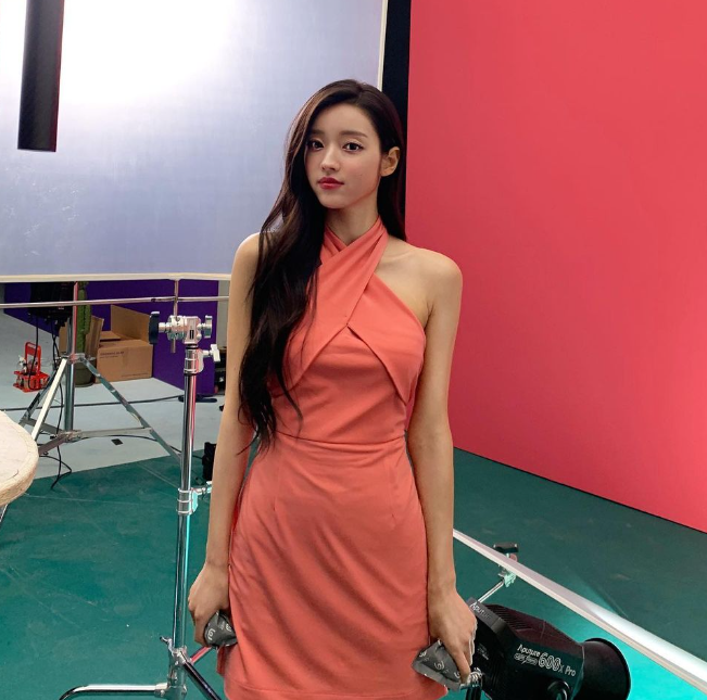 1592cm맞아8등신 놀라운 비율 여가수실물체감샷홀터넥미니룩 어썸클