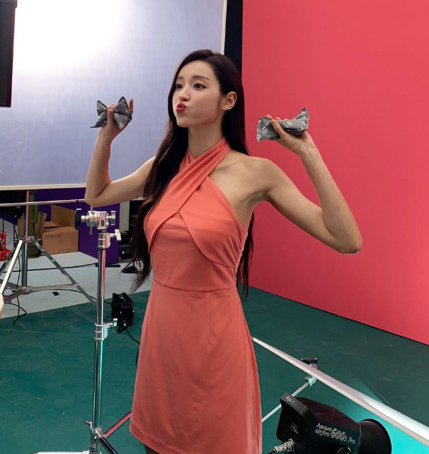 1592cm맞아8등신 놀라운 비율 여가수실물체감샷홀터넥미니룩 어썸클