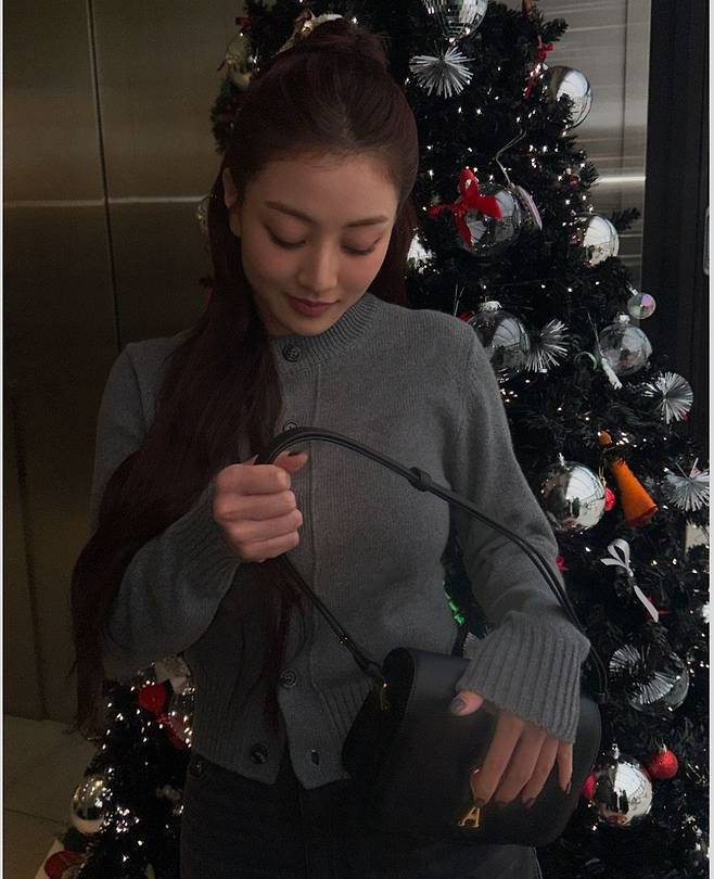 국가대표 윤성빈과 1년째 핑크빛 열애중인 걸그룹 멤버 클래식한 그레이룩 스타와 패션
