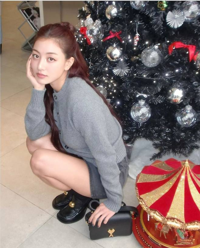 지효 10kg 감량 후 몸매 열일 미니 스커트로 롱다리 뽐내며 겨울 여신으로 등장 스타와 라이프