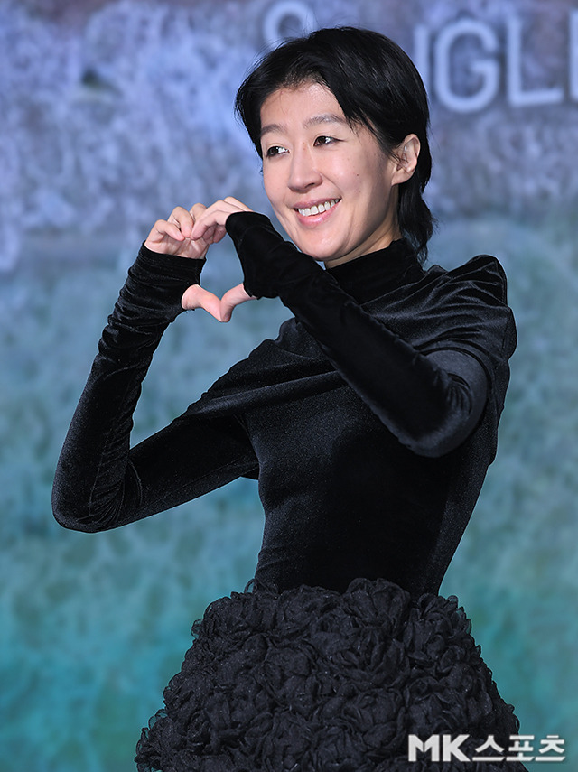 홍진경 화단을 통째로 둘렀네 평범을 거부하는 패셔니스타 올블랙 드레스룩 뷰티는 내운명