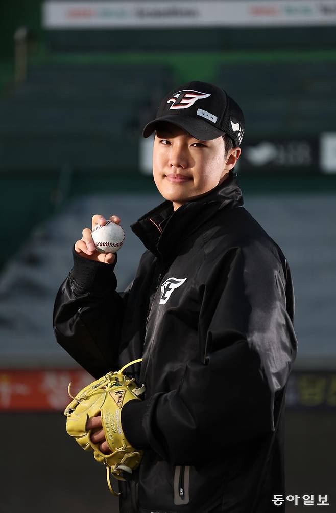 팬과의 가을야구 약속 지키고파”신축구장 마운드 오른 ‘한화 특급신인 정우주
