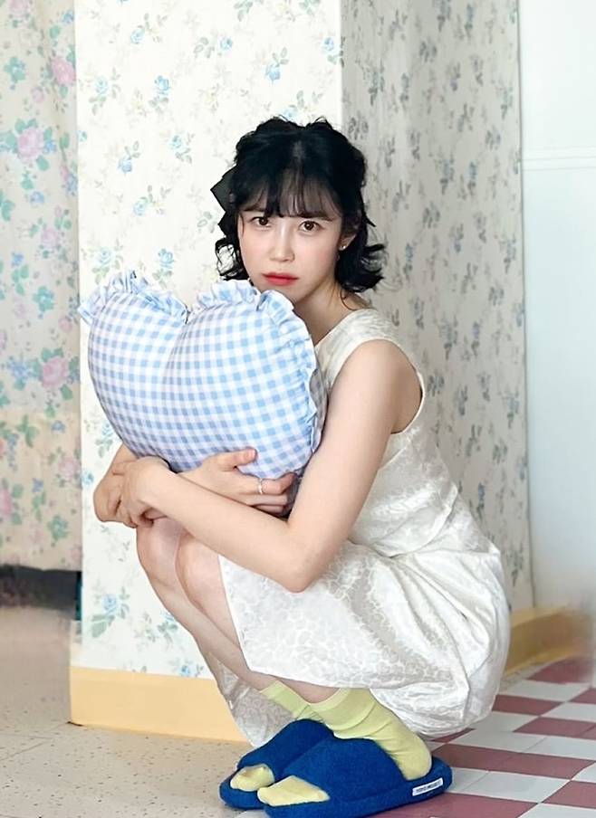 전효성 홈웨어도 로맨틱 러블리 끝판왕 실크 핏 슬리브리스 원피스룩 패션엔
