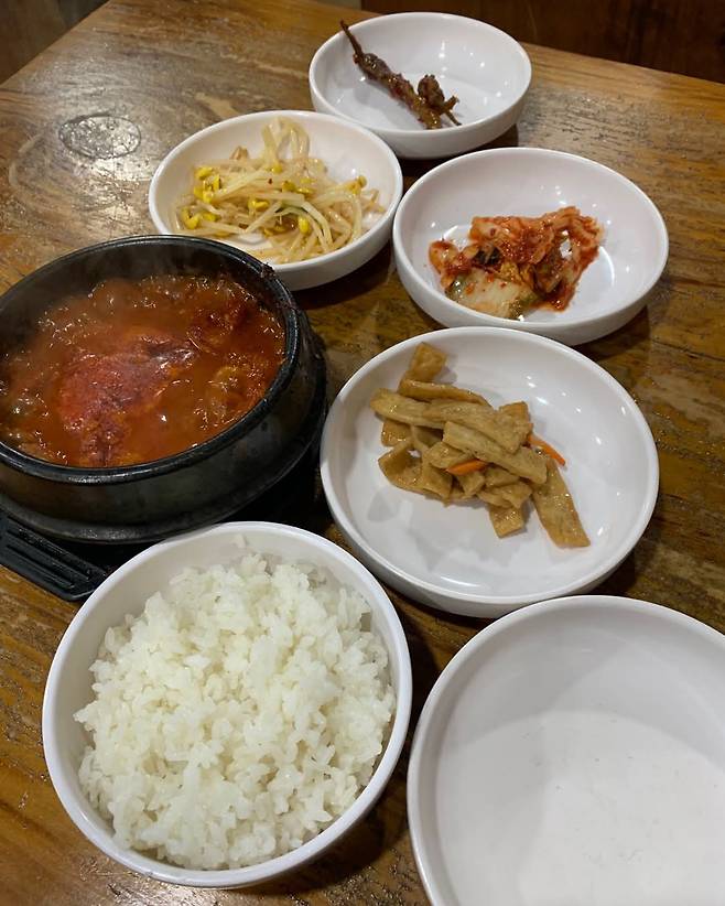 혼밥하는데 댕댕이가 발 밑에서 계속 굴러댕김 에펨코리아