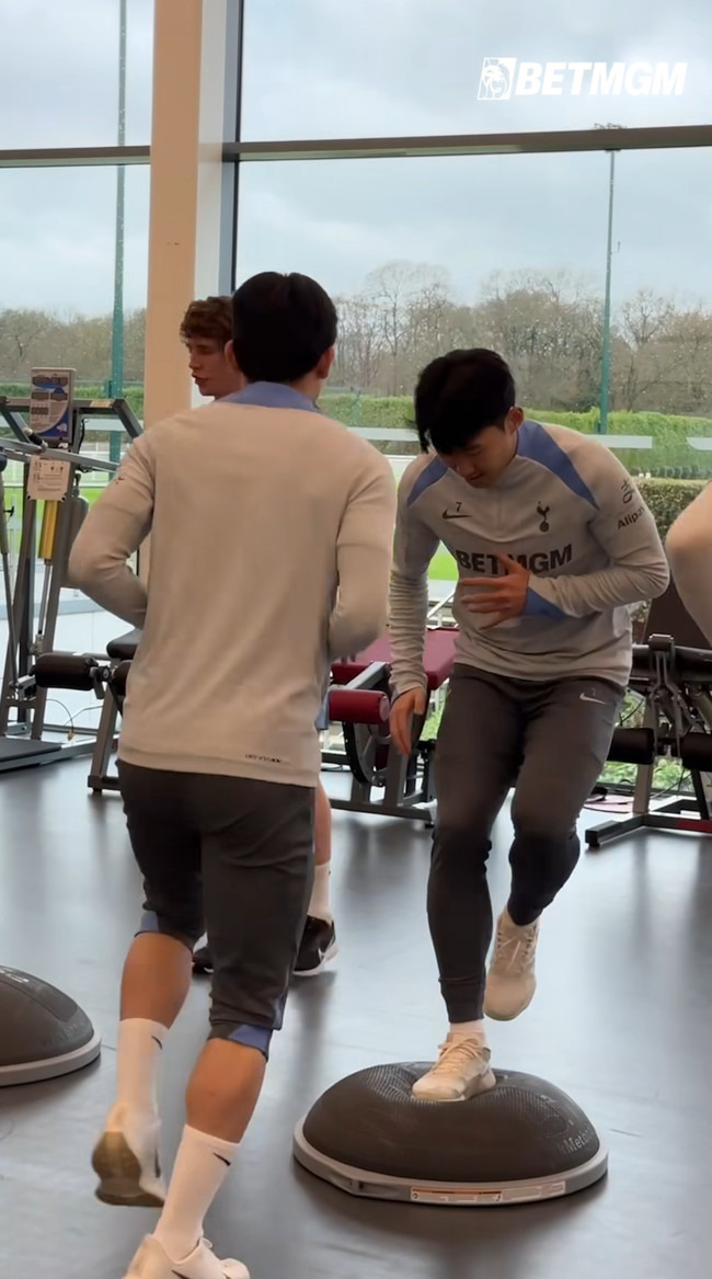 좌흥민 우민혁 기대감 Up 토트넘 주장 손흥민 실내 훈련 도중 신입생 양민혁 쓰담
