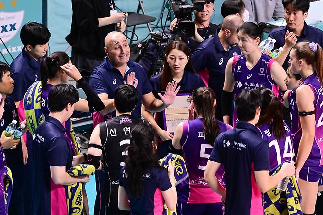 천하의 ‘배구여제 김연경도 나무에서 떨어질 때가 있다누구도 예상 못한 ‘서브 범실 엔딩 남정훈의 오버 더 네트