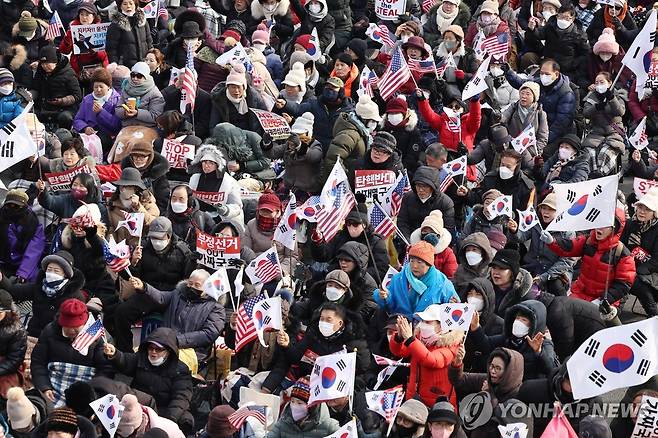 긴장 고조 尹관저 앞 찬반집회탄핵무효 Vs 즉각체포