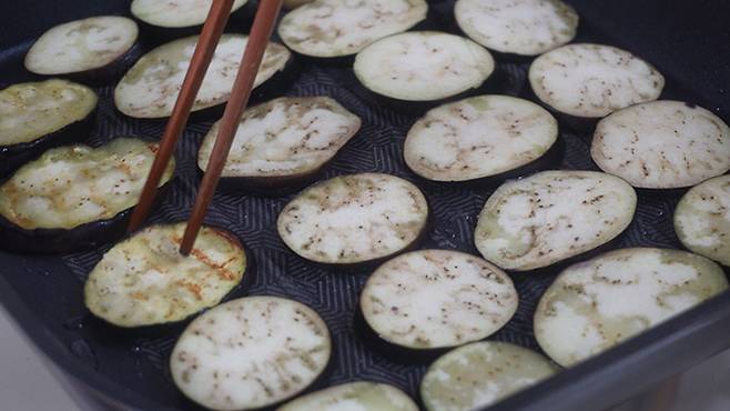 가지 더 이상 무쳐먹지 마세요 감칠맛 10배 확 올라가는 가지 레시피 꿀하우스