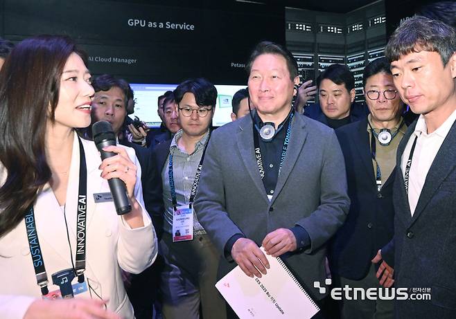 Ces 2025 환한 미소로 자사 부스 방문한 최태원 Sk 회장