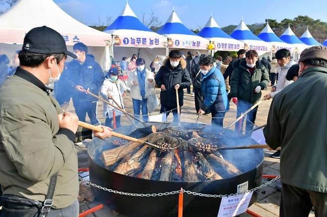 구운 밤 한 입에 겨울 낭만 한가득” 1월 미식 축제 열린다 여행탐구