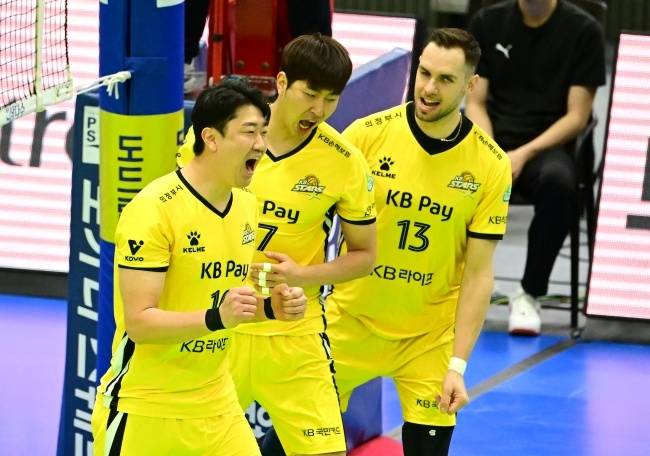 ‘데뷔전 데뷔승!’ KB손해보험 레오나르도 감독, 5연승 이끌다…비예나·나경복 ‘쌍포’ 앞세워 한국전력 3-1 격파 [MK수원]