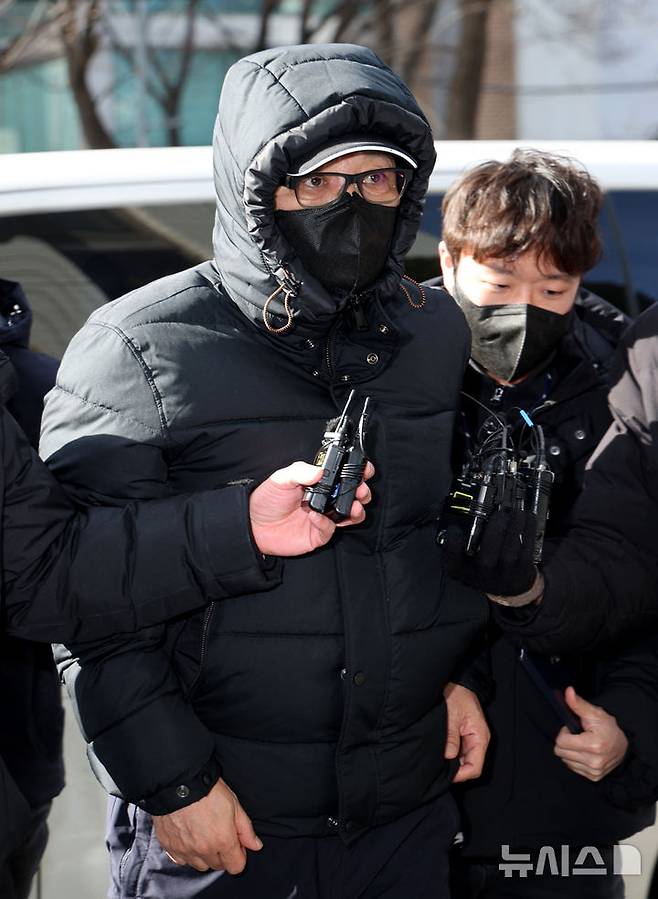 영장실질심사 출석하는 건진법사 윤 부부와의 관계 질문엔 침묵 뉴시스pic